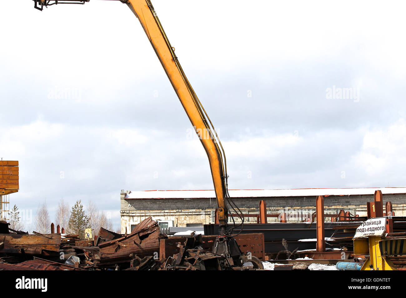 crane to move the scrap metal and other materials Stock Photo - Alamy