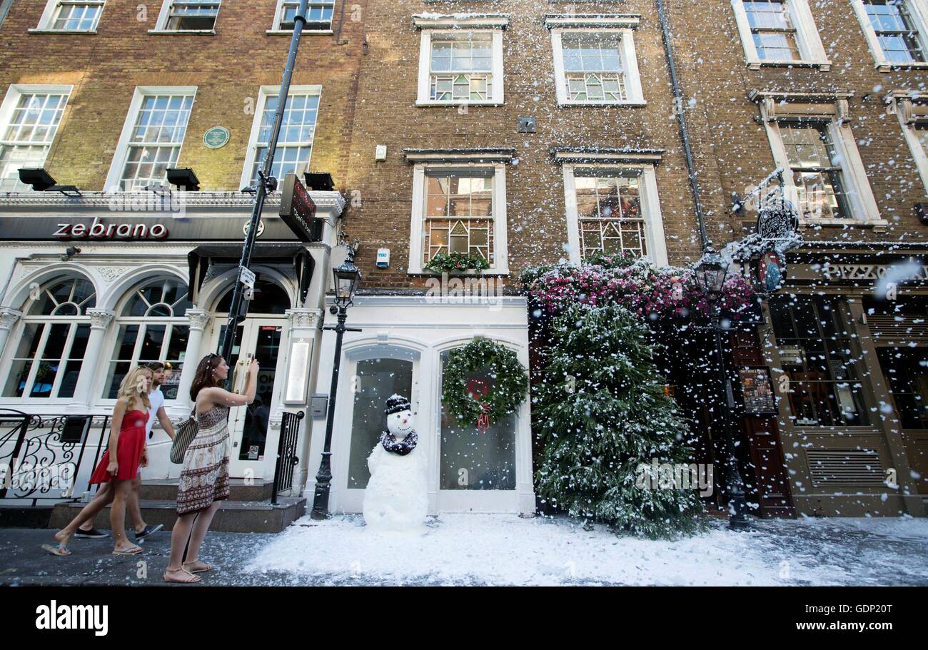 EDITORIAL USE ONLY (Left to right) Sara Vaughan, Tommy Viles and Sarah ...