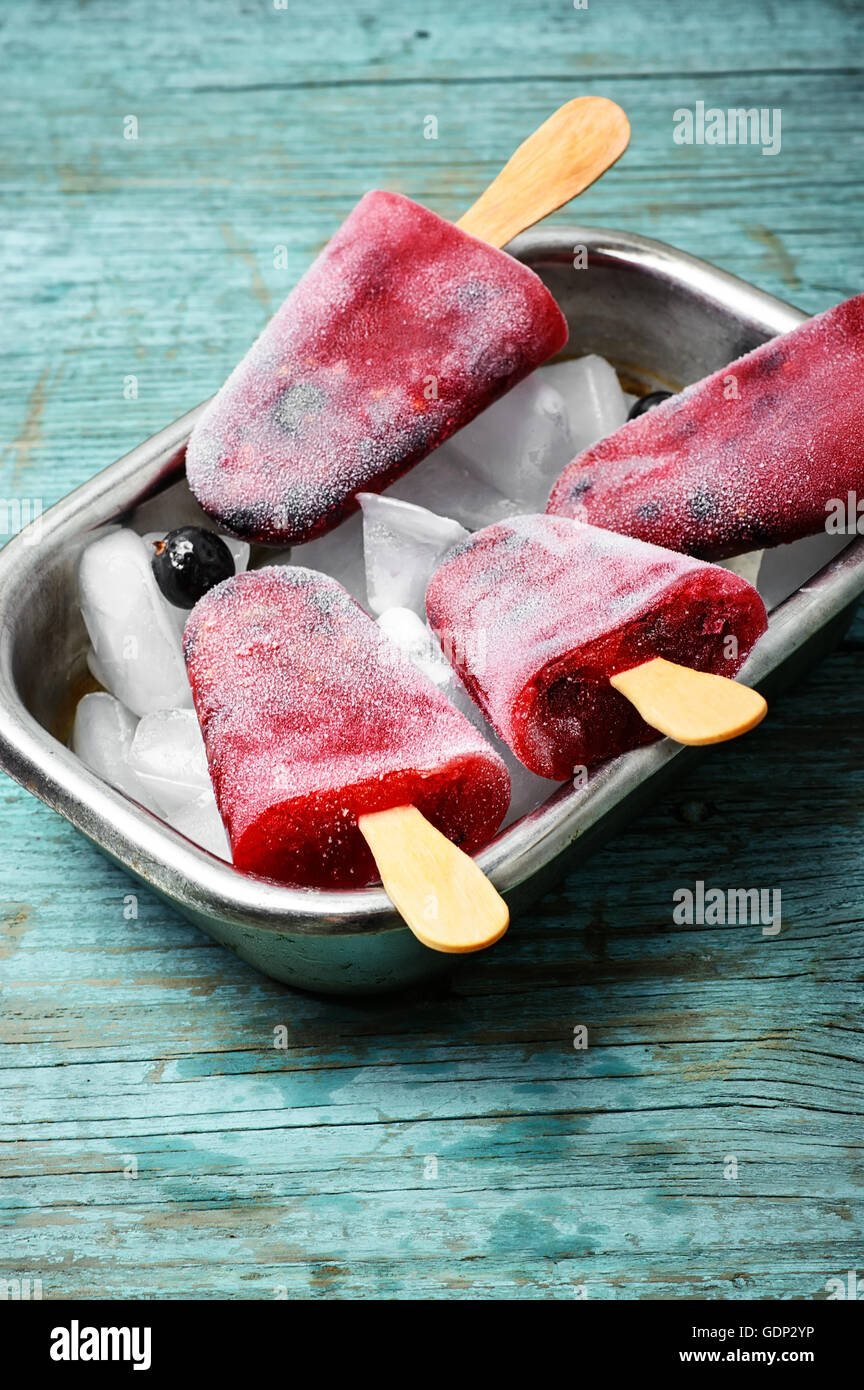 Ice cream in metal tray hi-res stock photography and images - Alamy