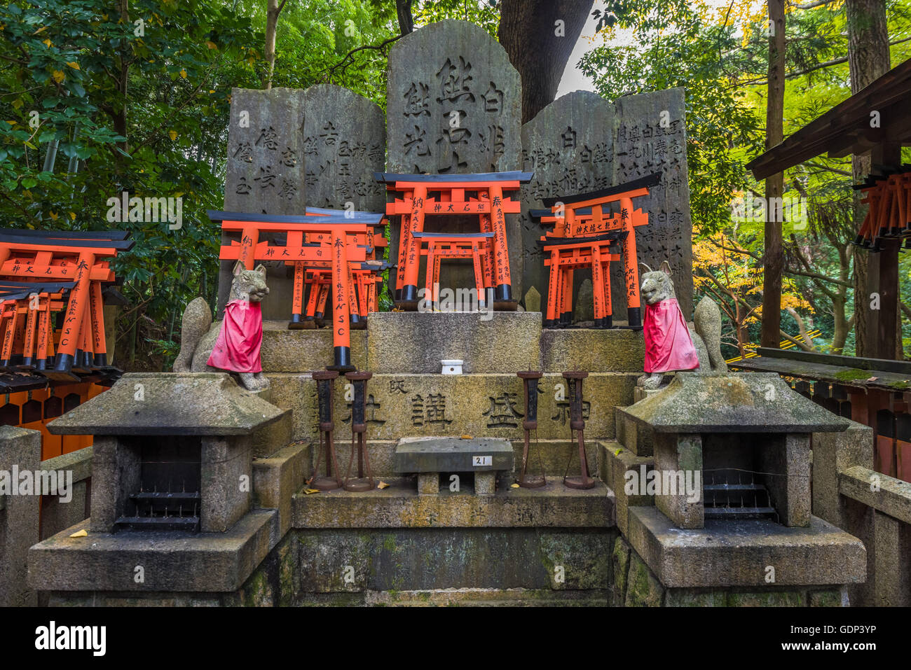 Fox sculpture in Fushimi Inari Shrine, Kyoto, Japan Stock Photo ...