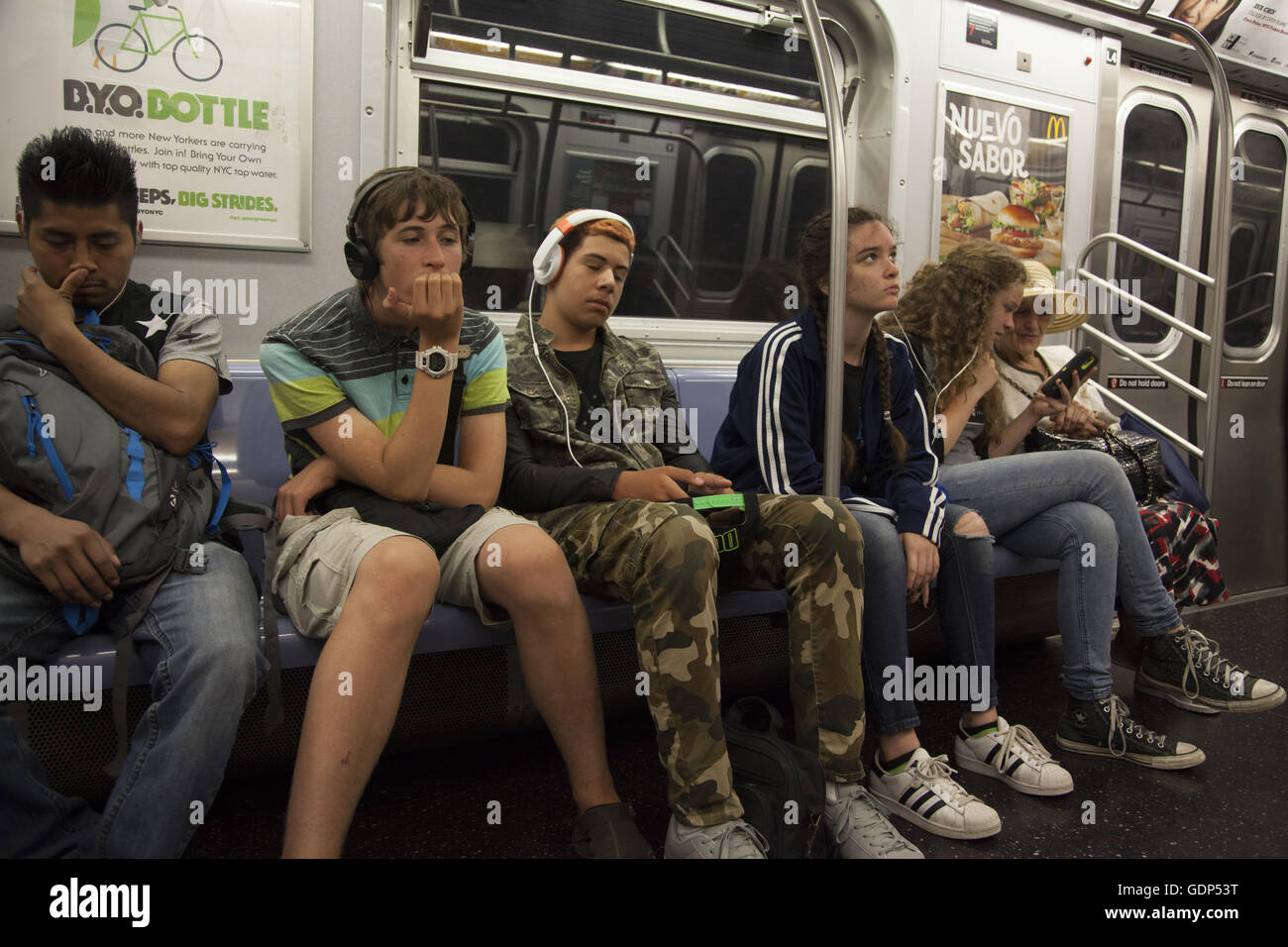 Teenagers group sitting apart hi-res stock photography and images - Alamy