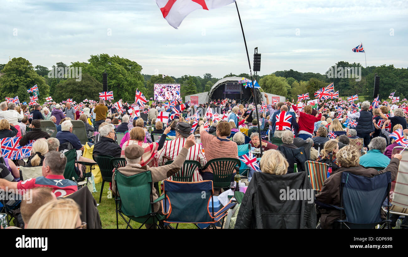 A patriotic crowd at the Burghley Battle Prom Stock Photo - Alamy