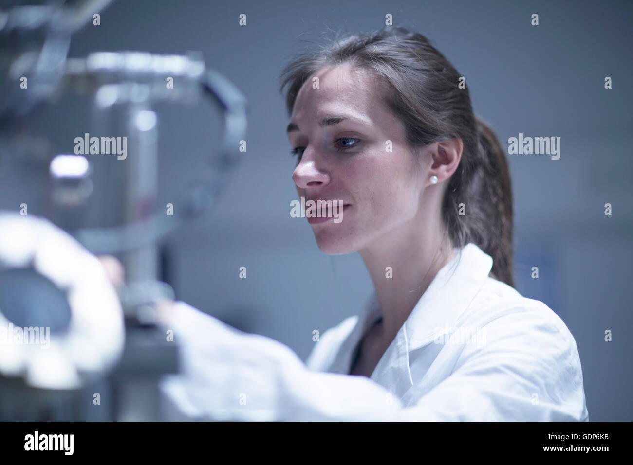Scientist using an electron microscope hi-res stock photography and ...