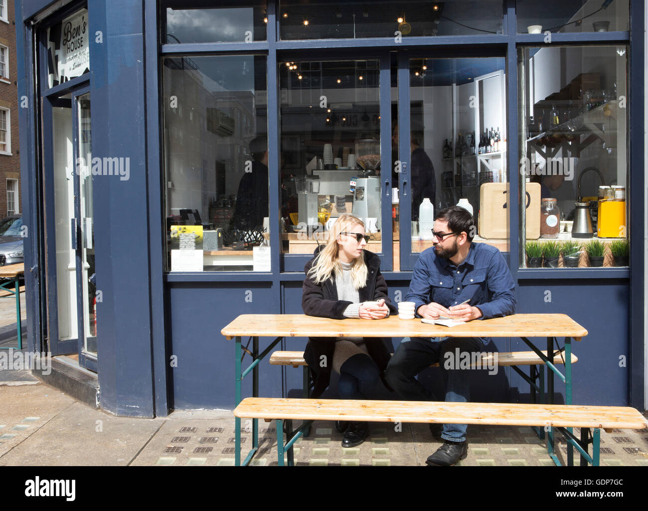 Sidewalk cafe customer hi-res stock photography and images - Alamy