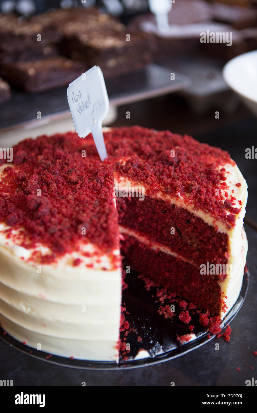 Red velvet cake hi-res stock photography and images - Alamy