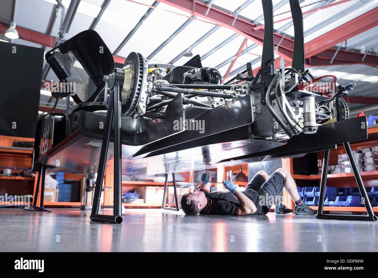 Car underneath hi-res stock photography and images - Alamy