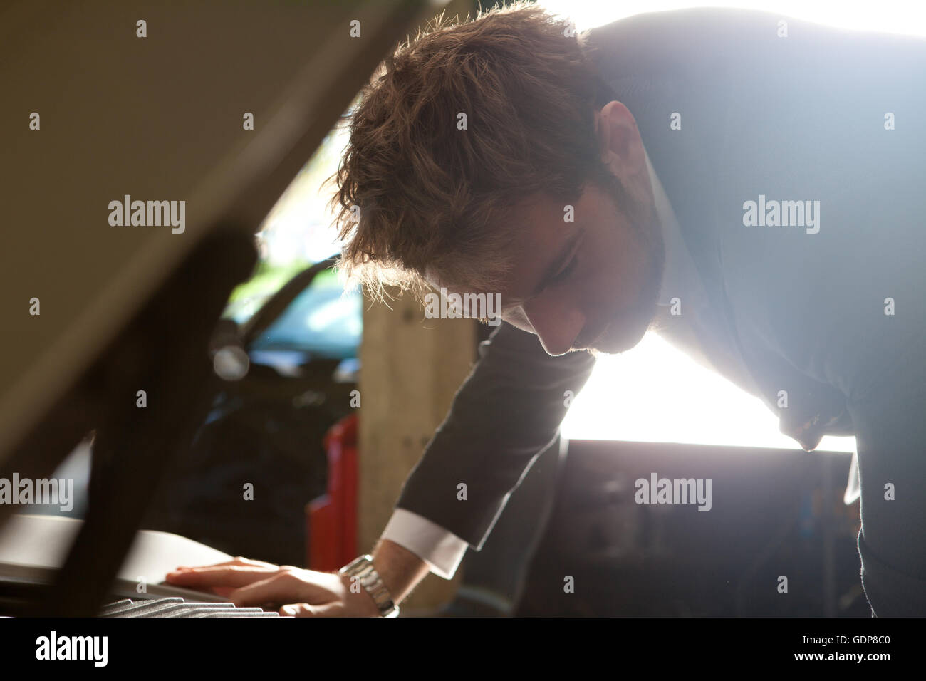 Man looking car breakdown hi-res stock photography and images - Alamy