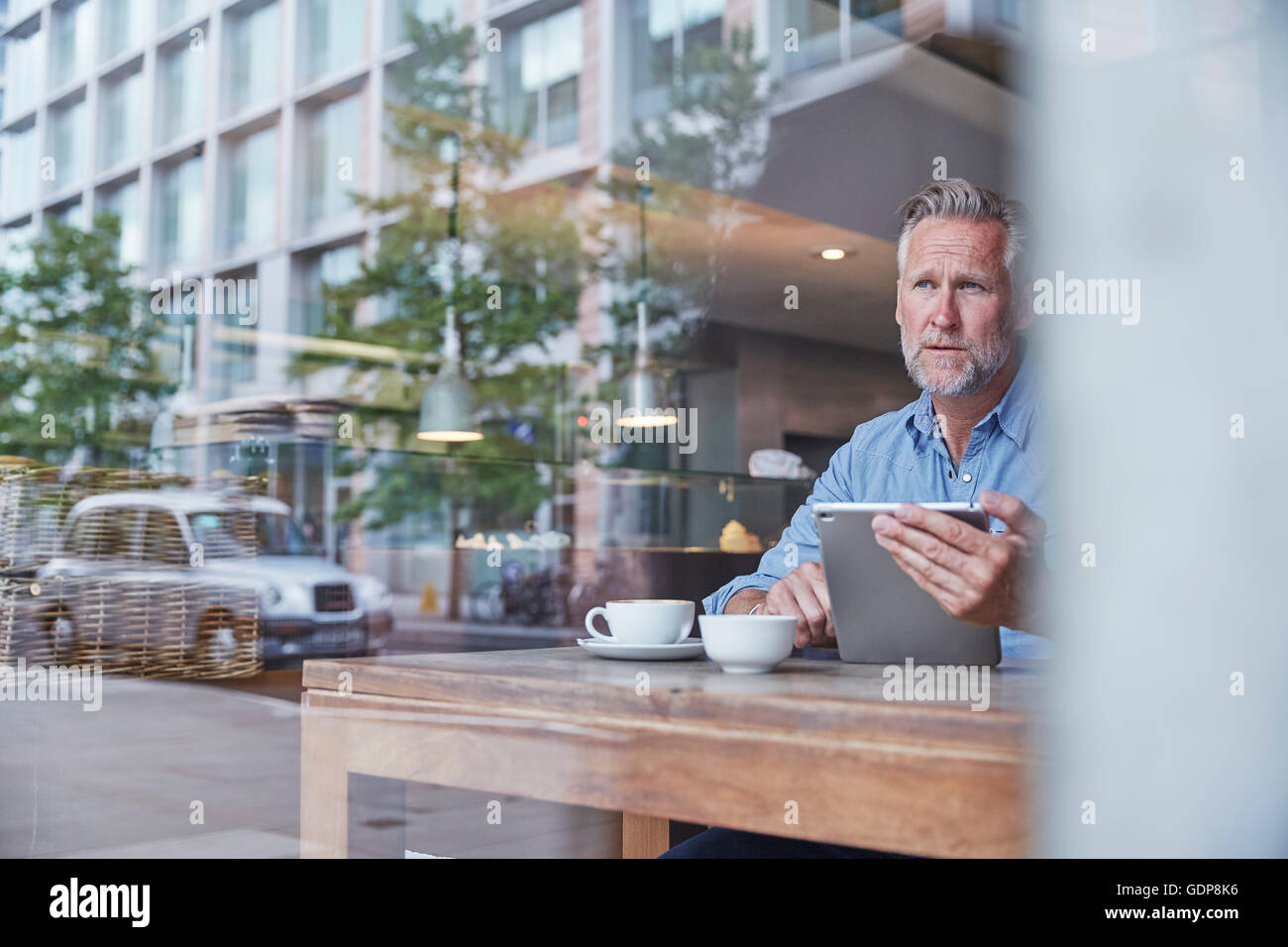 Man cafe hi-res stock photography and images - Alamy