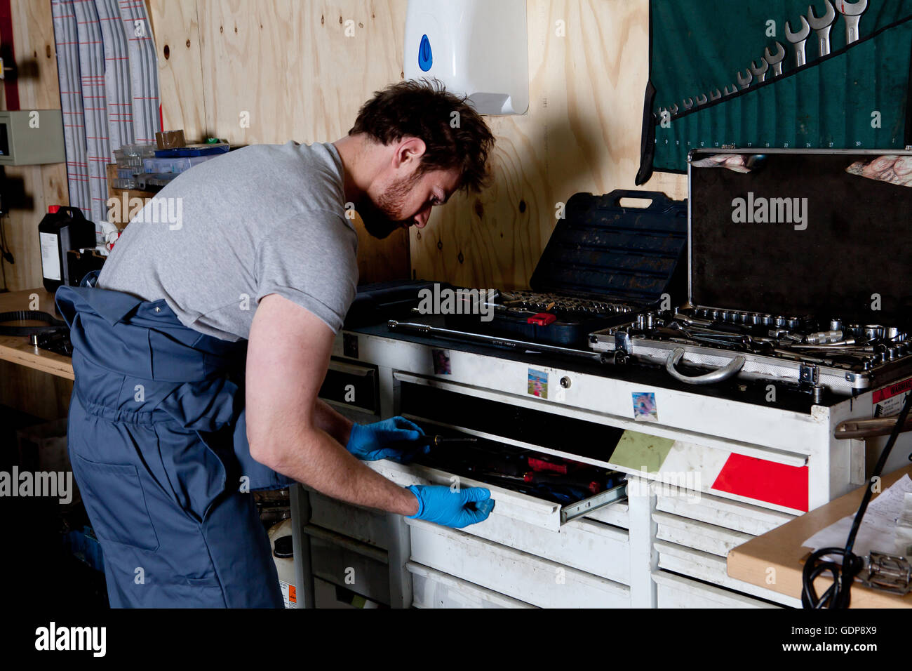 Mechanic workshop hi-res stock photography and images - Alamy
