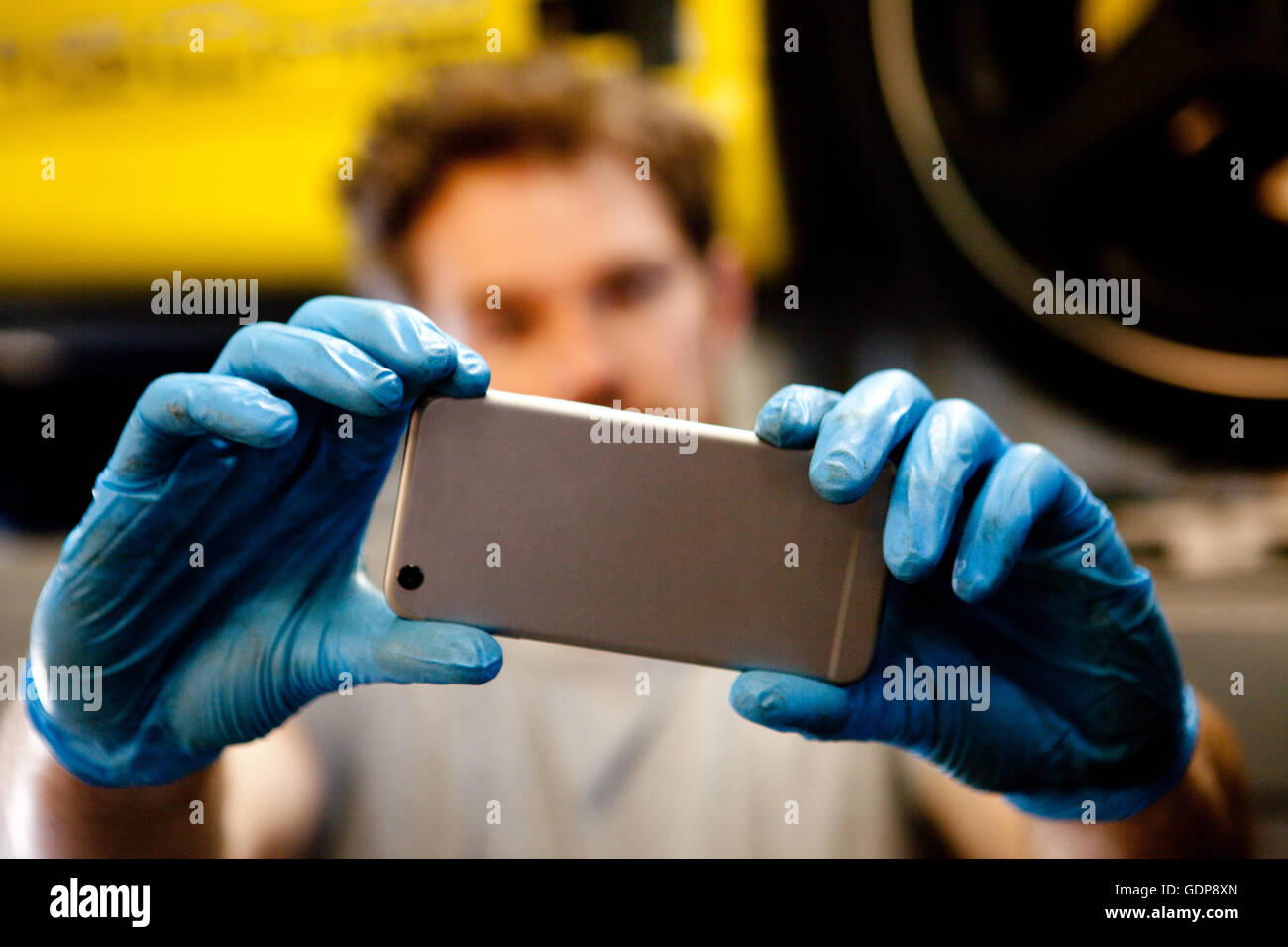 Mechanic workshop car hi-res stock photography and images - Alamy