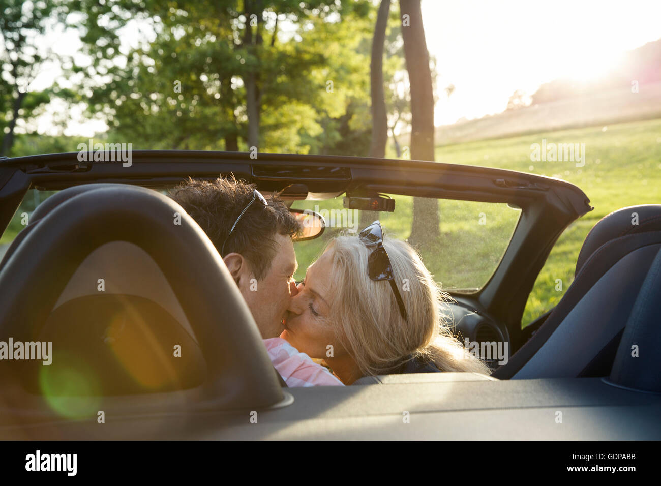 Couple kissing car hi-res stock photography and images - Alamy