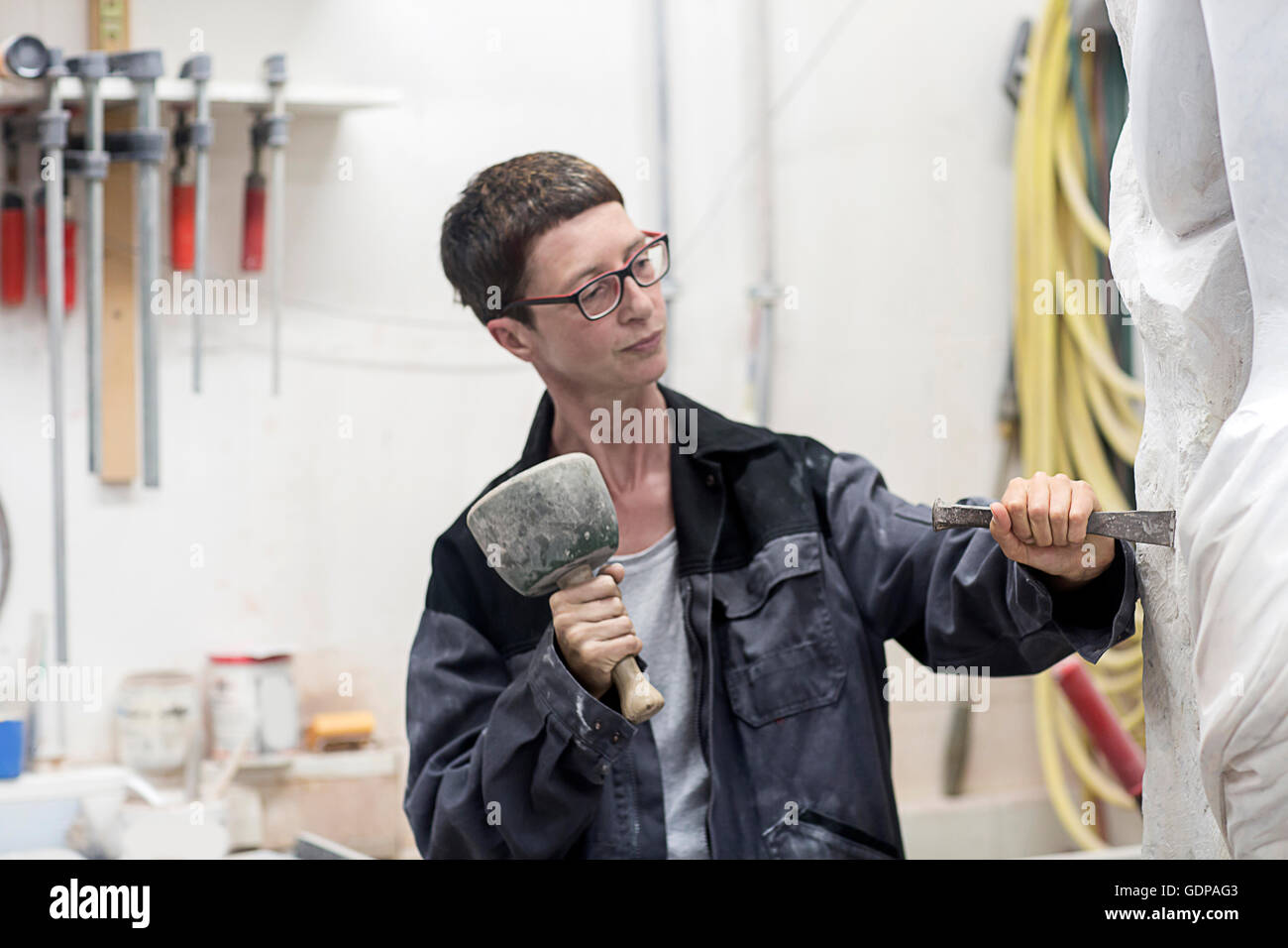 Stonemason using chisel and mallet to create sculpture Stock Photo - Alamy