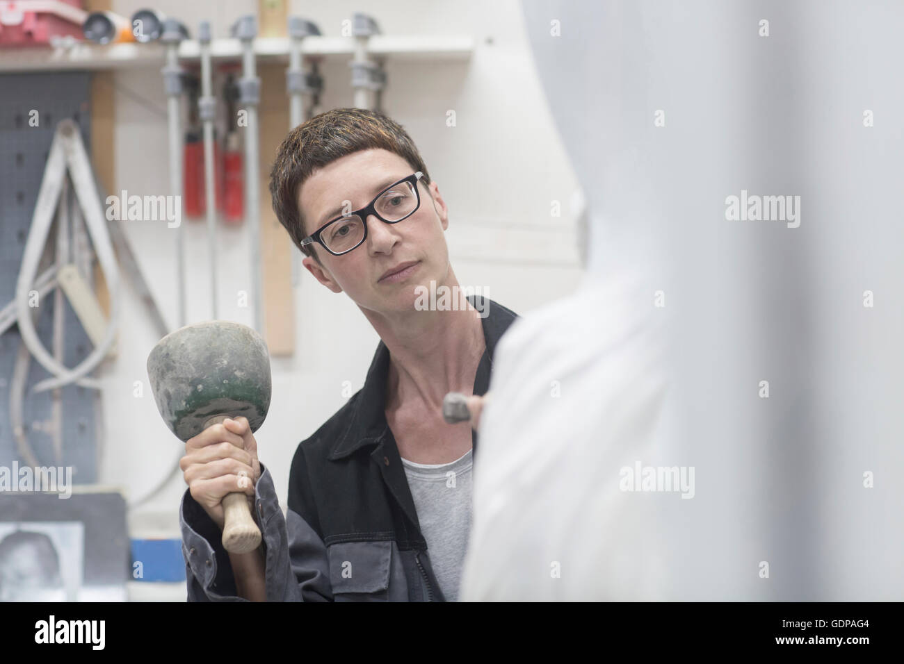 Stonemason using chisel and mallet to create sculpture Stock Photo - Alamy
