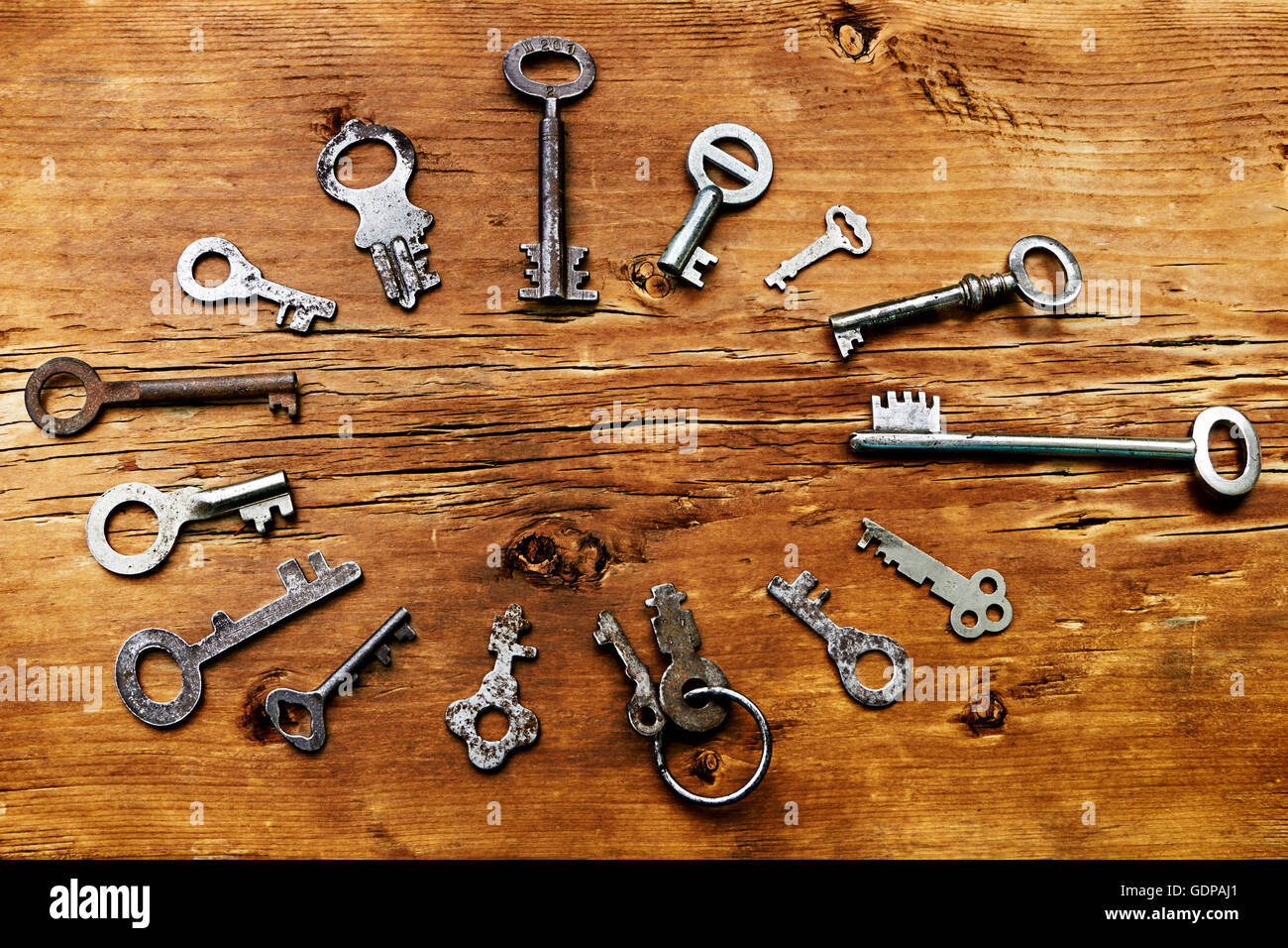 Retro keys on wooden board as a background Stock Photo - Alamy