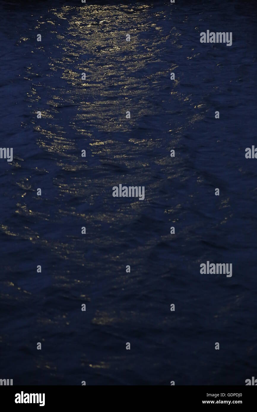 Yellow light on water hi-res stock photography and images - Alamy