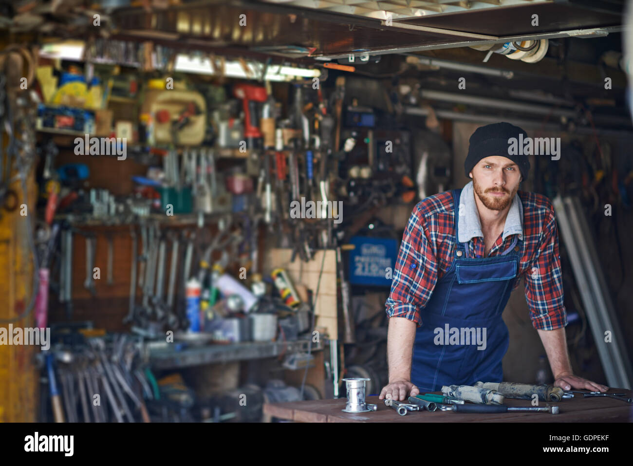 Handyman at work hi-res stock photography and images - Alamy