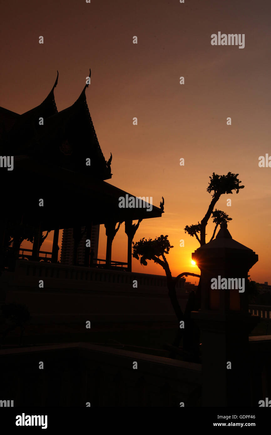 the Santichaiprakan Park at the Fort Phra Sumen on the Menam Chao ...
