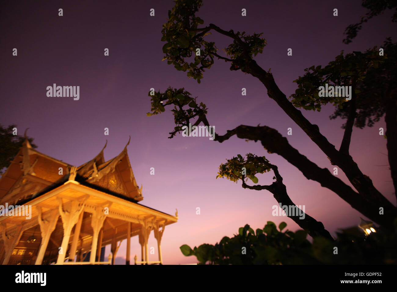 the Santichaiprakan Park at the Fort Phra Sumen on the Menam Chao ...