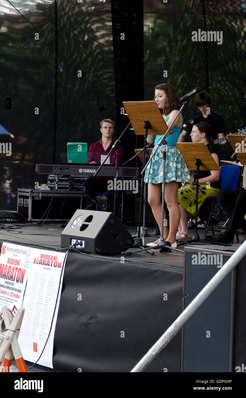 Two girls singing hi-res stock photography and images - Alamy
