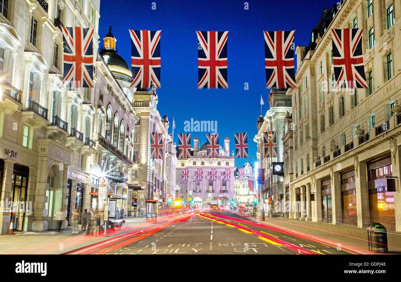 London streets at night hi-res stock photography and images - Alamy