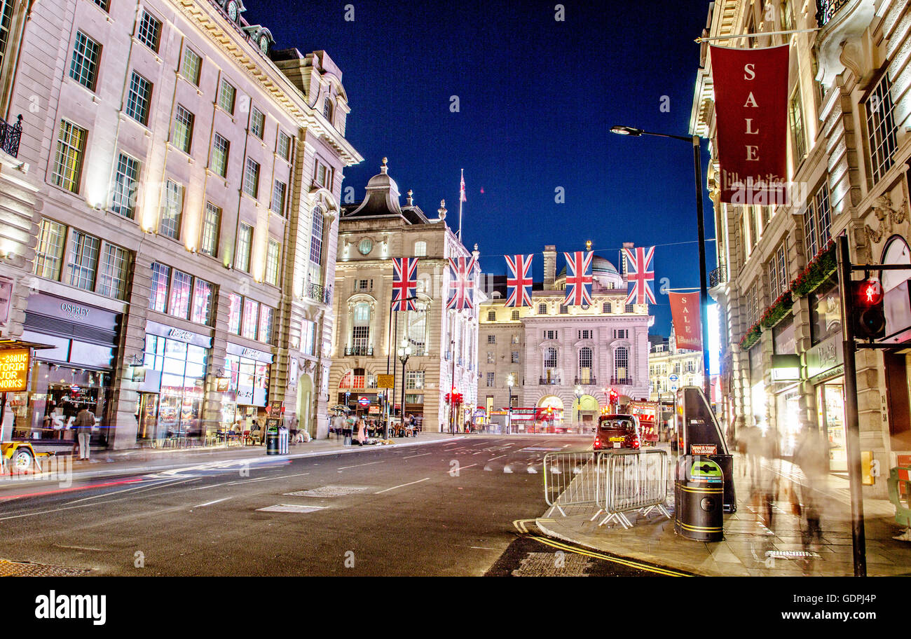 London streets at night hi-res stock photography and images - Alamy