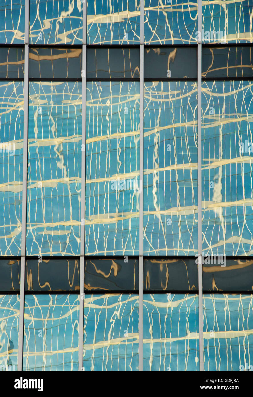 Skyscraper window reflection hi-res stock photography and images - Alamy