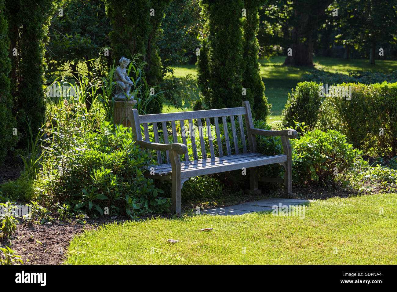 Empty bench in the park Stock Photo - Alamy