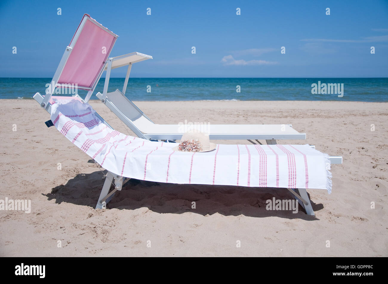 White sun beds hi-res stock photography and images - Alamy