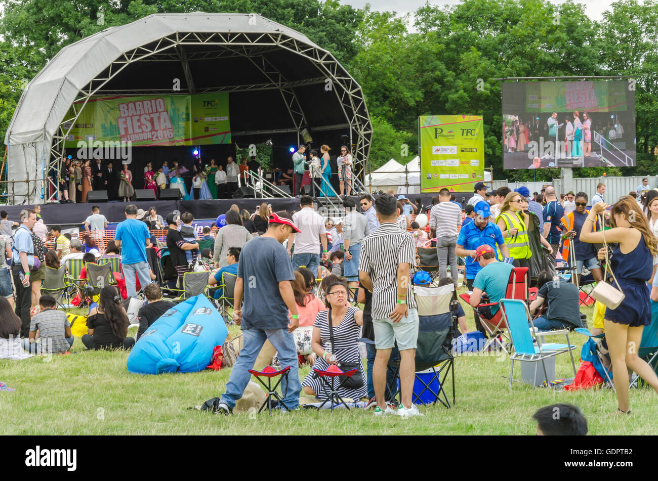Crowd looking at stage hi-res stock photography and images - Alamy