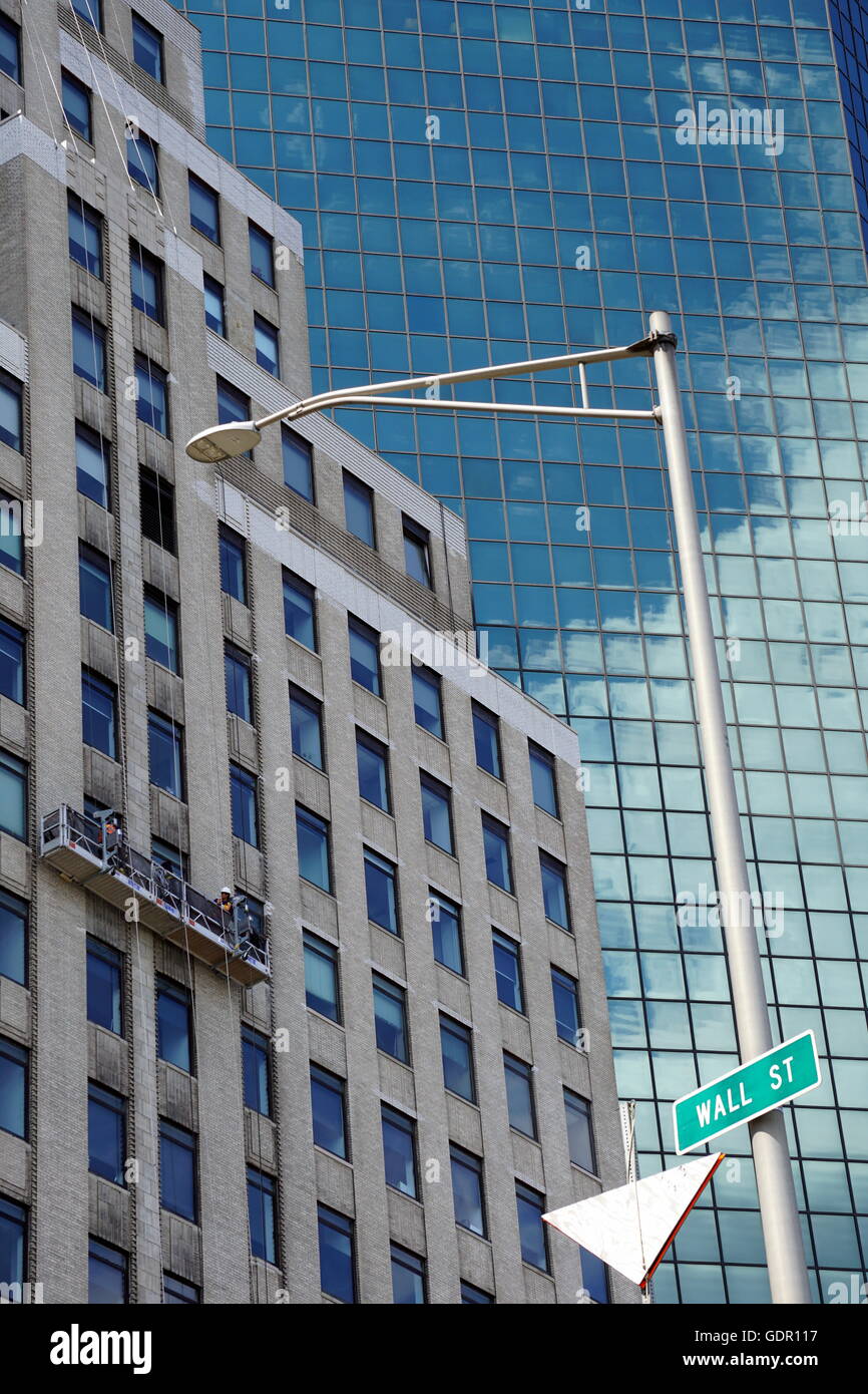 Window washers cleaning a Lower Manhattan skyscraper (120 Wall Street ...