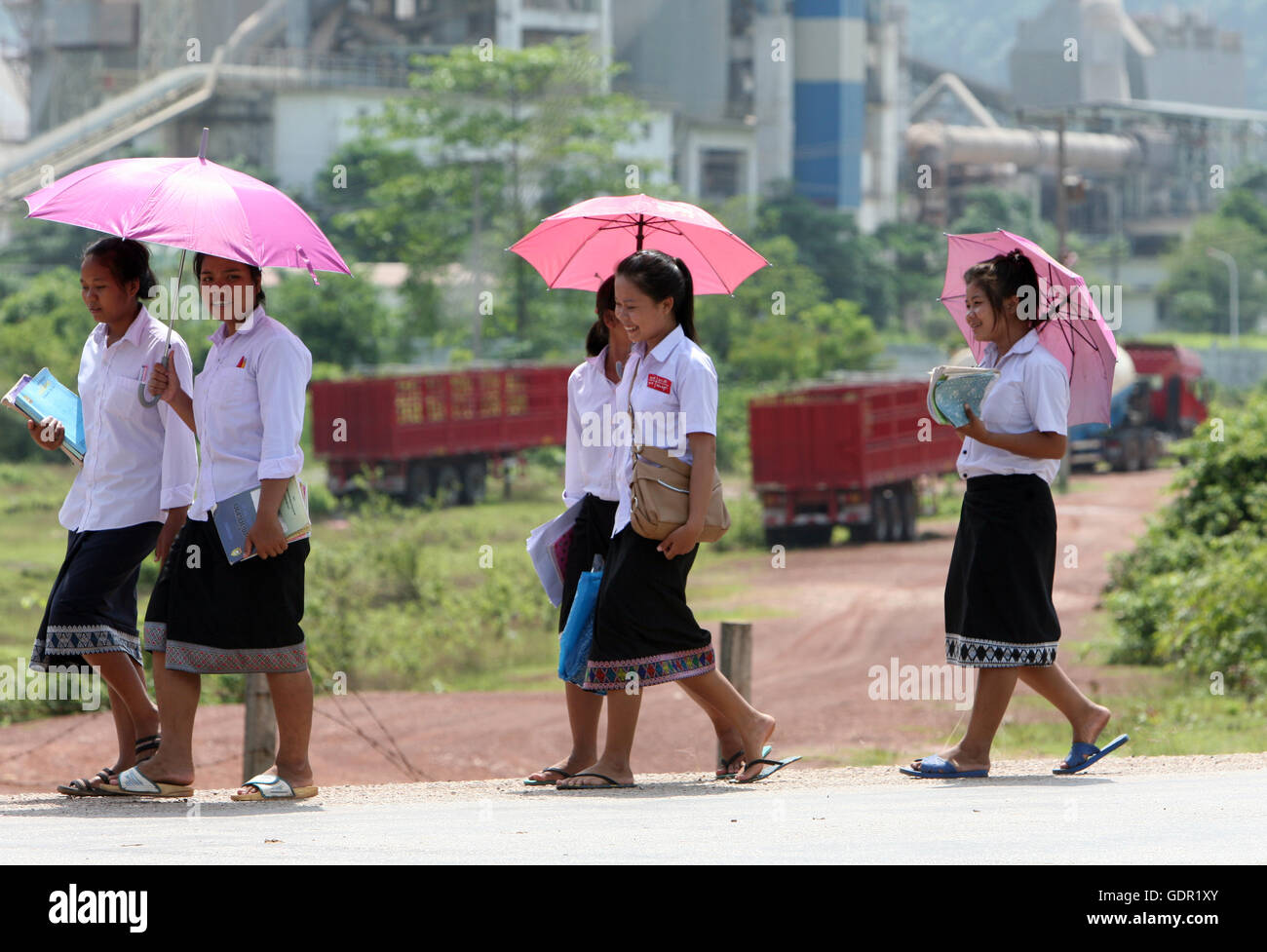 School childern near the Cementfabrik near the village of Mahaxai Mai on the road12 bedwen the ...