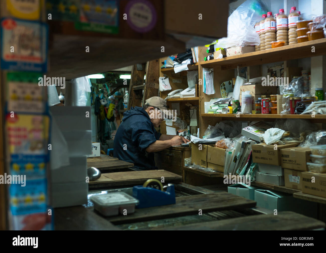 Vendor in tsukiji fish market, Kanto region, Tokyo, Japan Stock Photo ...