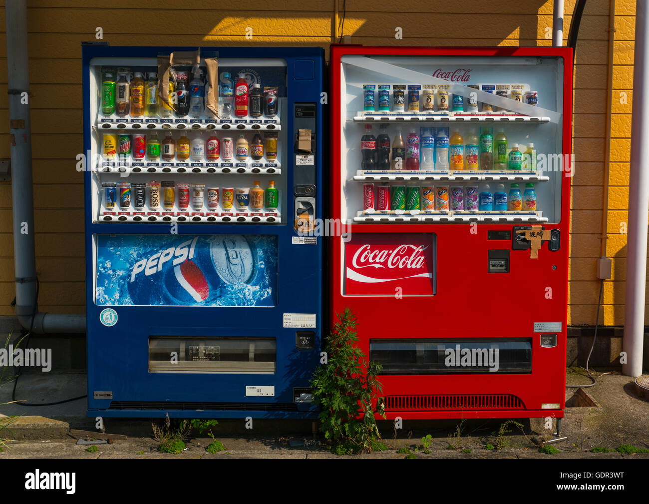 Japan coca cola vending machine hi-res stock photography and images - Alamy