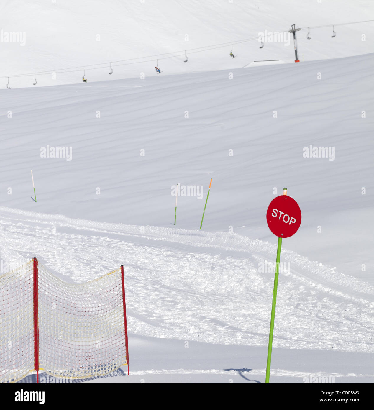 Closed warning sign ski piste skiing hi-res stock photography and ...