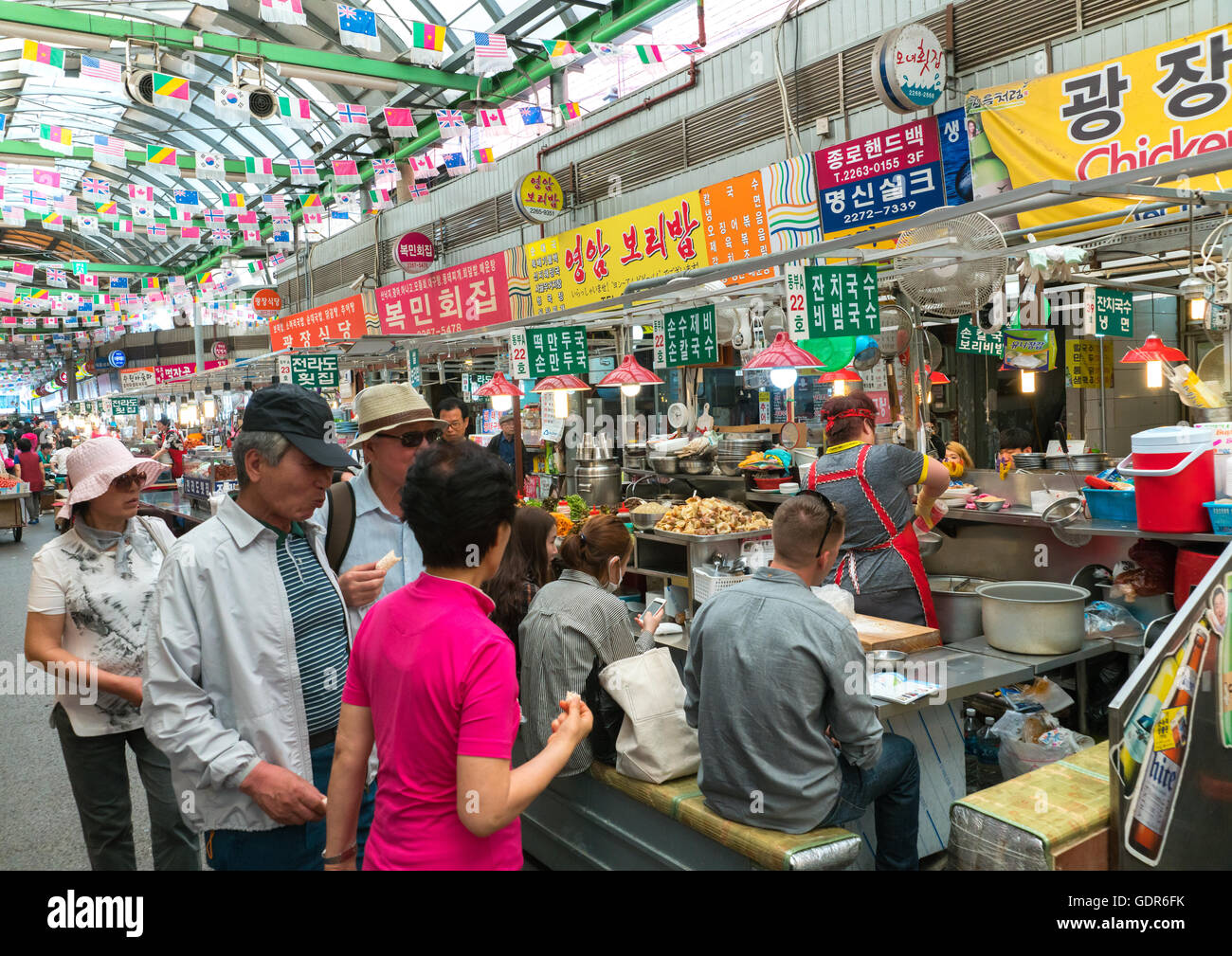 Food stalls in gwangjang market hi-res stock photography and images - Alamy