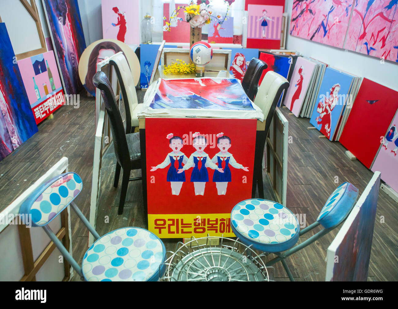 Sun mu artist paintings in his workshop, National capital area, Seoul ...