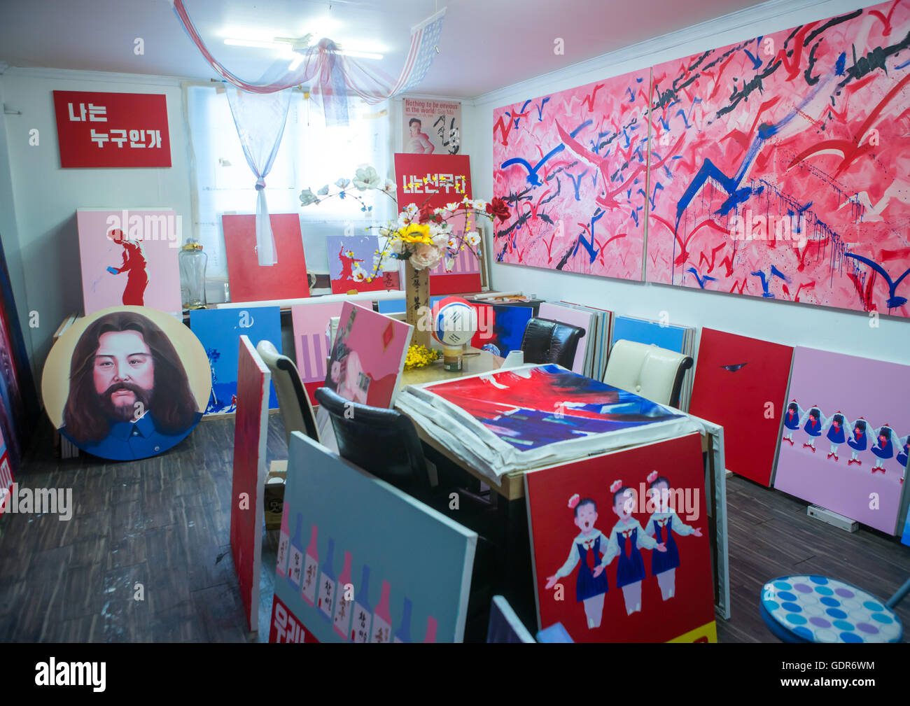 Sun mu artist paintings in his workshop, National capital area, Seoul ...