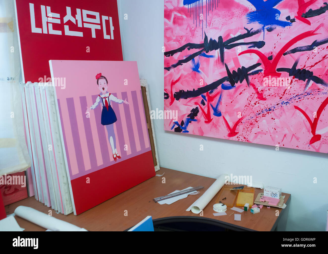 Sun mu artist paintings in his workshop, National capital area, Seoul ...