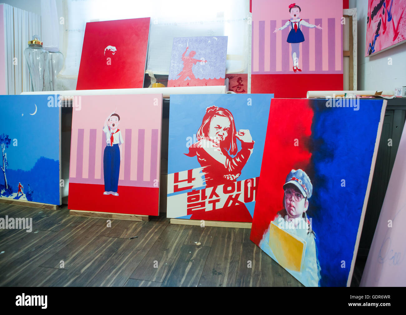 Sun mu artist paintings in his workshop, National capital area, Seoul ...