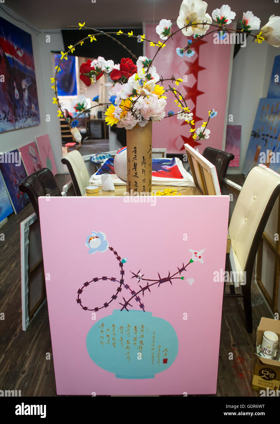 Sun mu artist paintings in his workshop, National capital area, Seoul ...