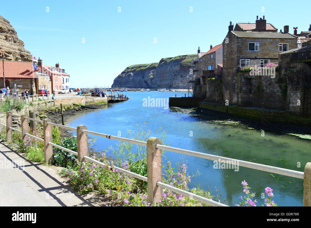 Staithes Harbour in the summer sunshine, looking out to the bay Stock ...