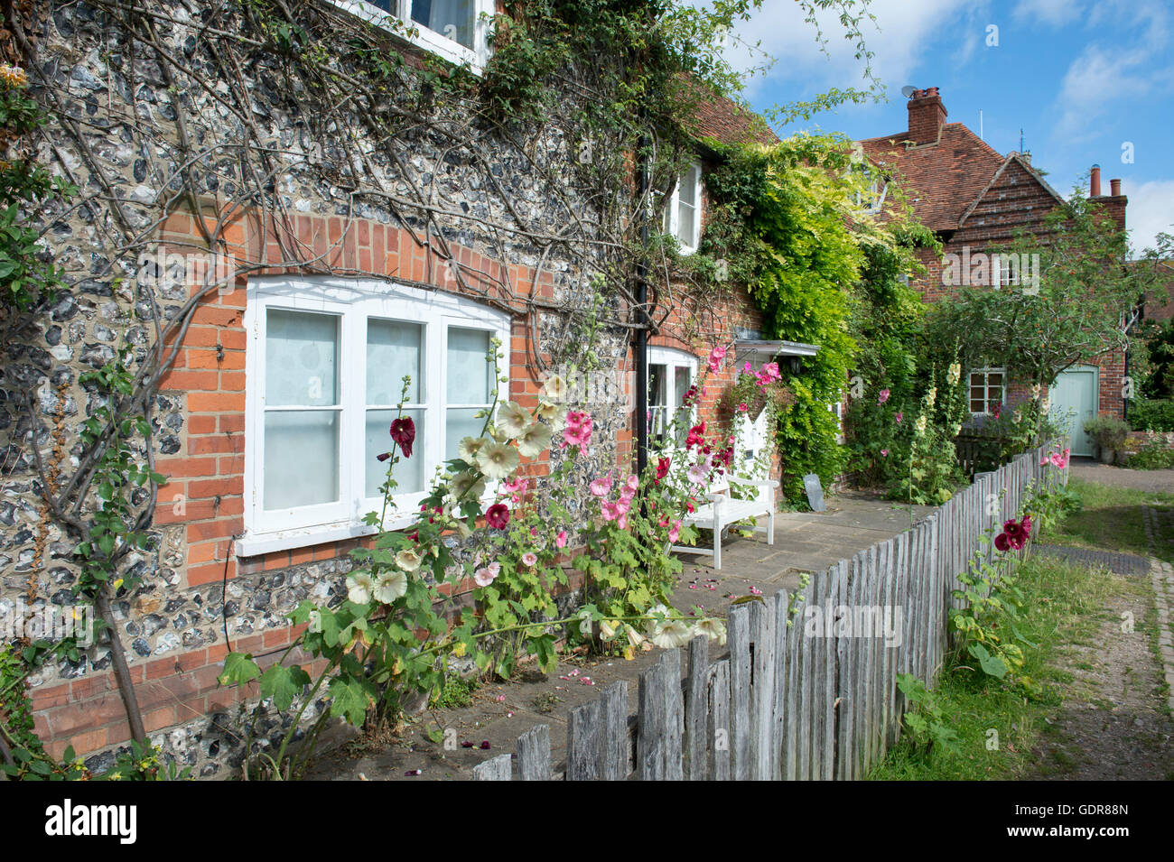 Cottages in Hambleden village in summer, Buckinghamshire, England Stock ...