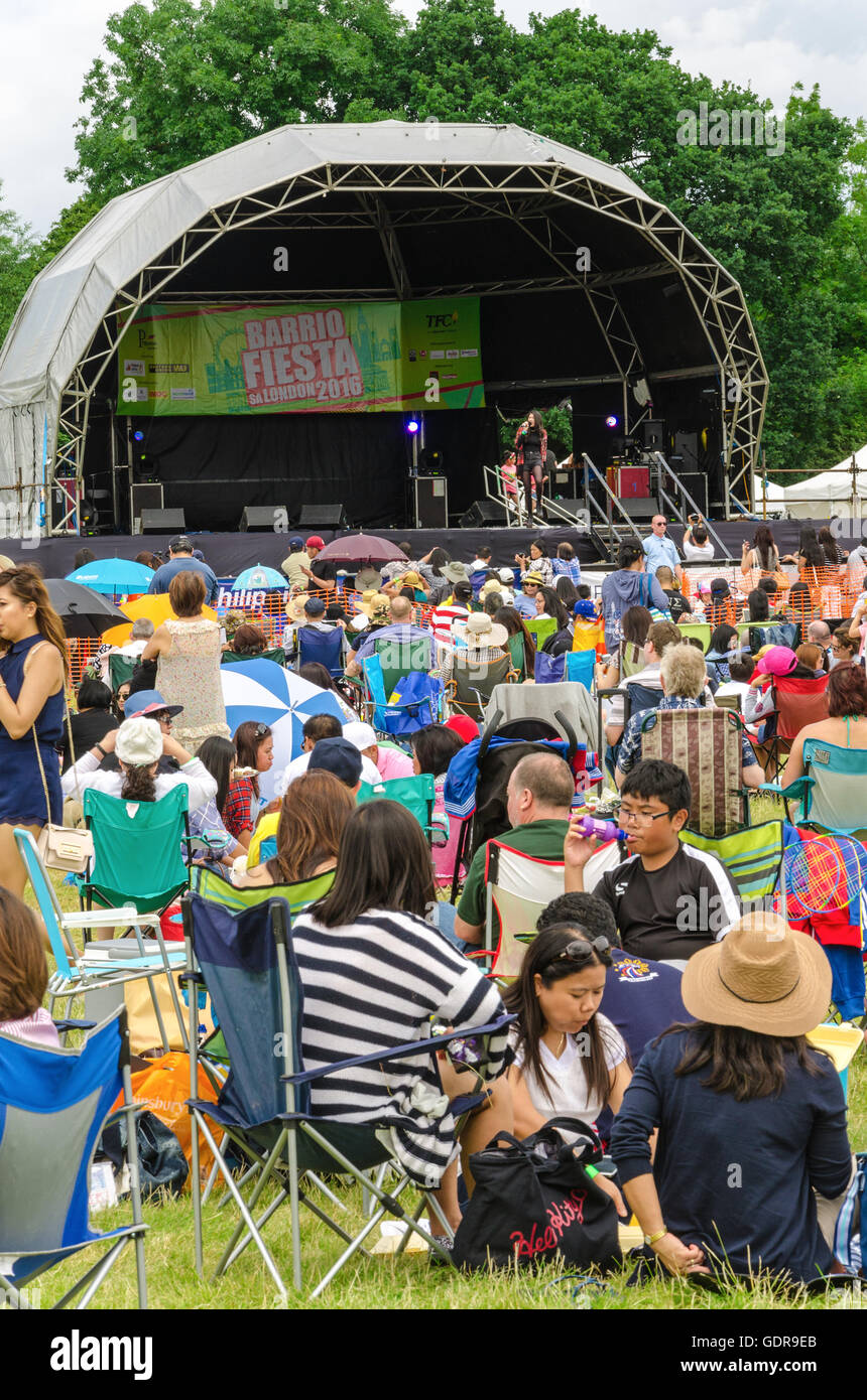 Crowd looking at stage hi-res stock photography and images - Alamy