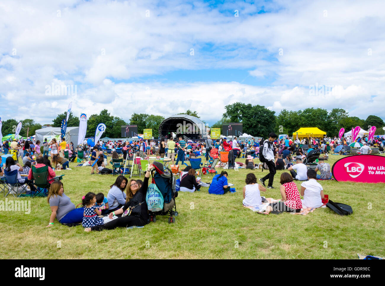 Crowd looking at stage hi-res stock photography and images - Alamy