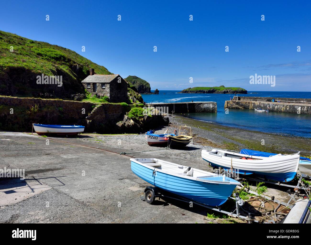 Mullion harbour hi-res stock photography and images - Alamy