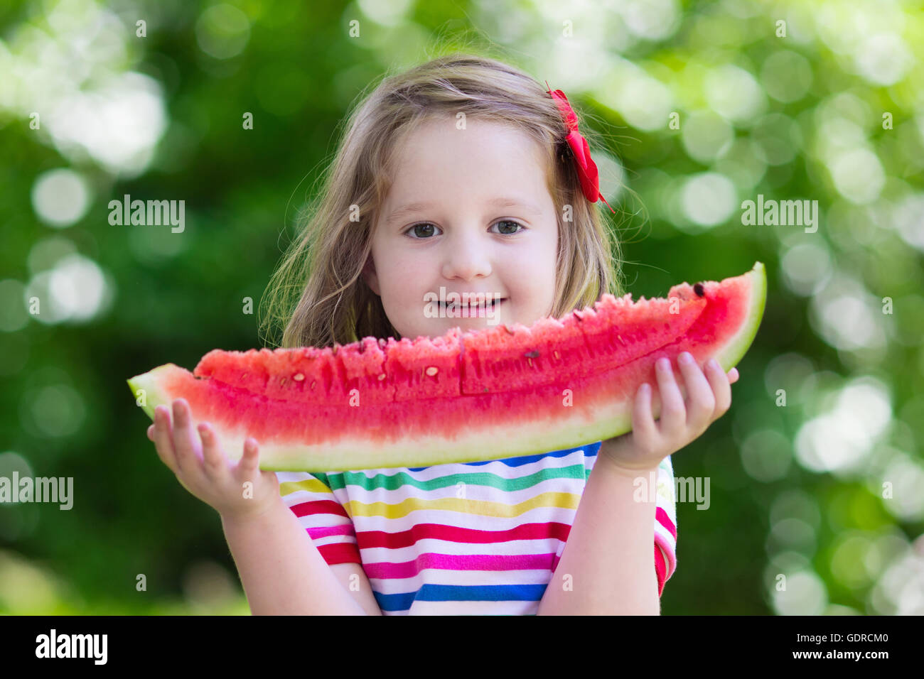 Kids eating watermelon hi-res stock photography and images - Alamy
