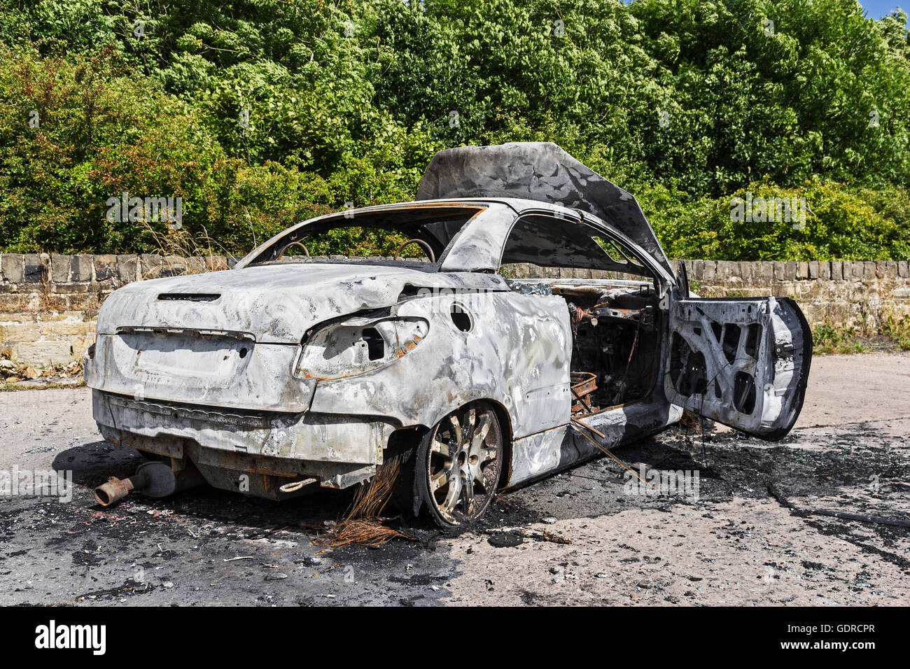 Burnt out motor car in rural setting Stock Photo - Alamy