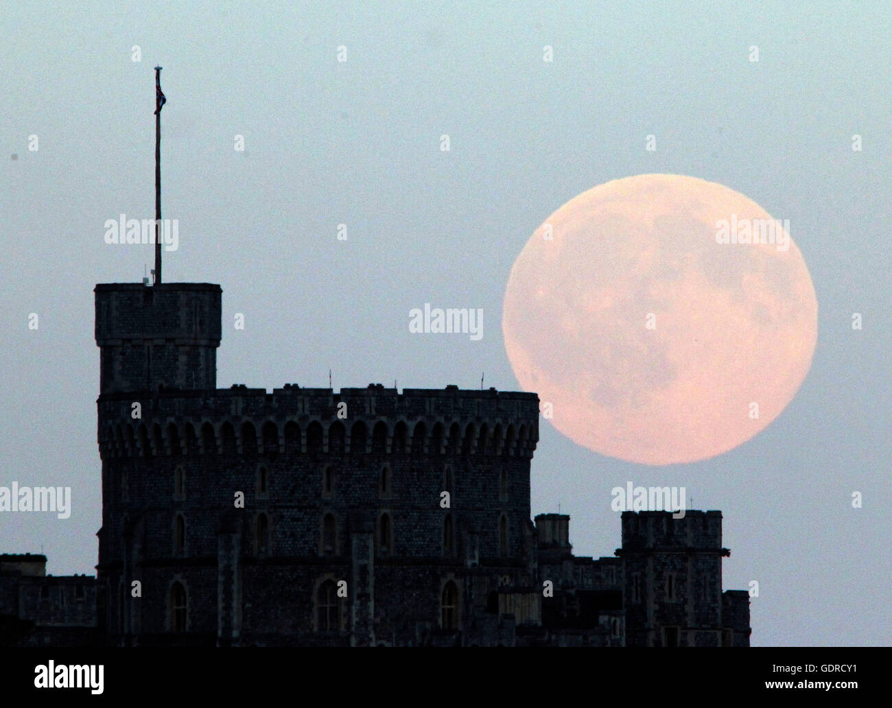 The July full moon rises behind Windsor Castle's Round Tower Stock ...