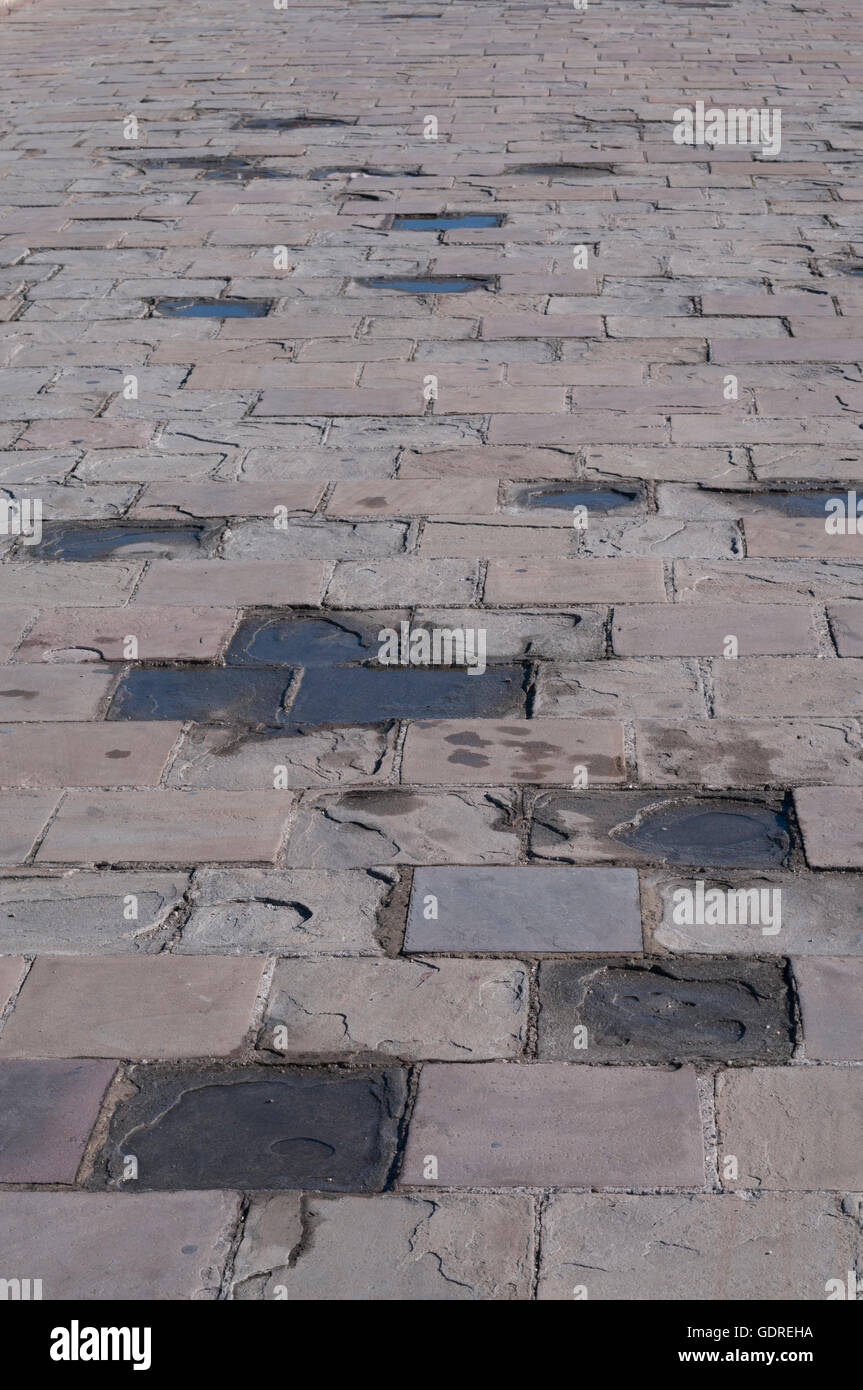 Sandstone paving rain hi-res stock photography and images - Alamy