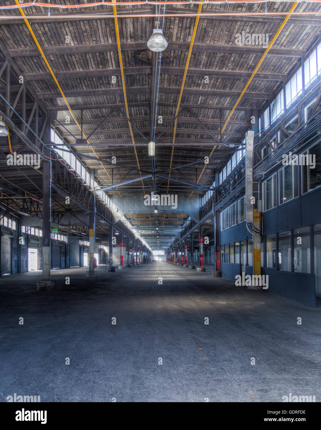Warehouse empty loading docks hi-res stock photography and images - Alamy